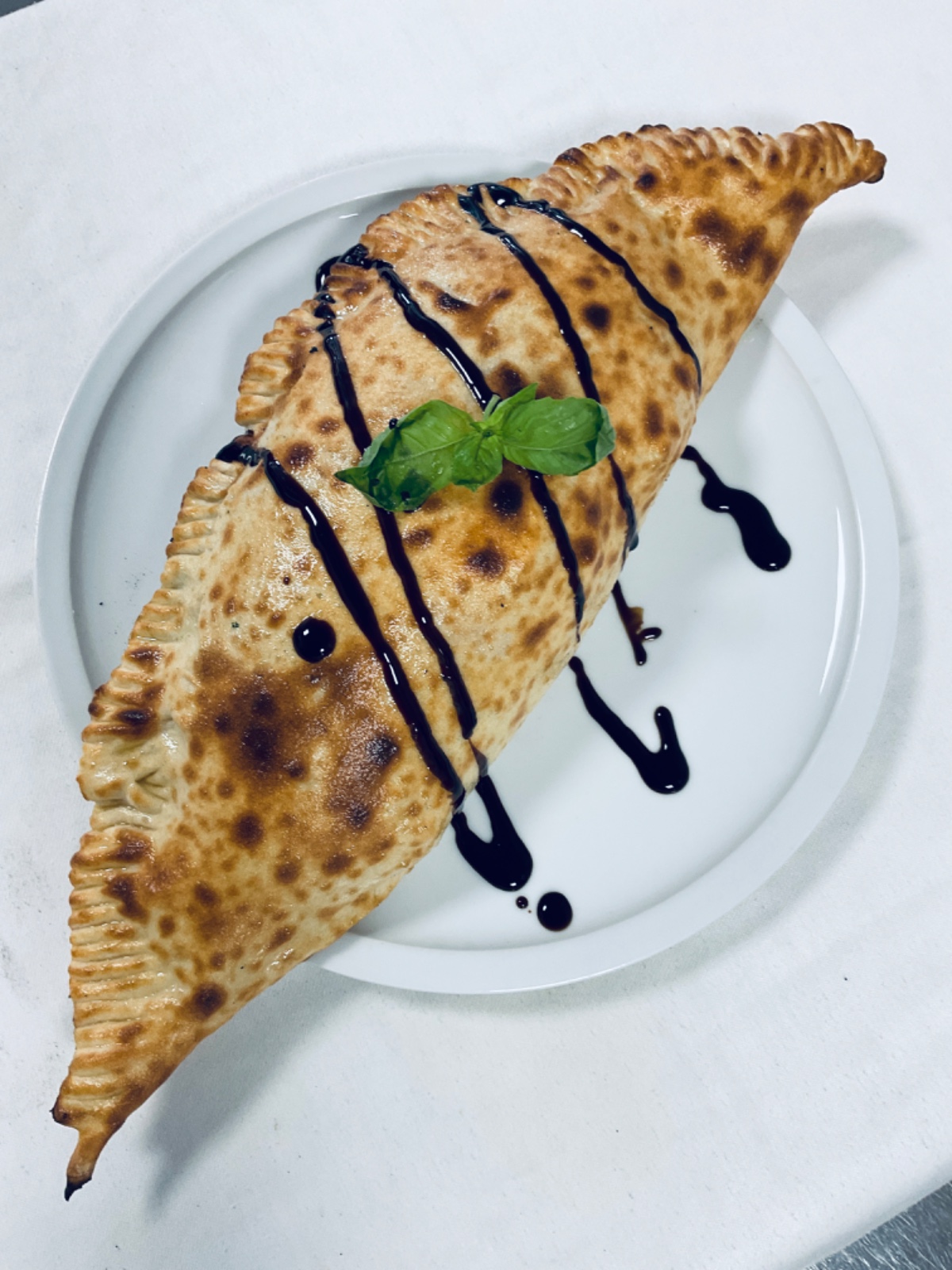 La Exquisita Pizza Calzone - Donna Giovanna
